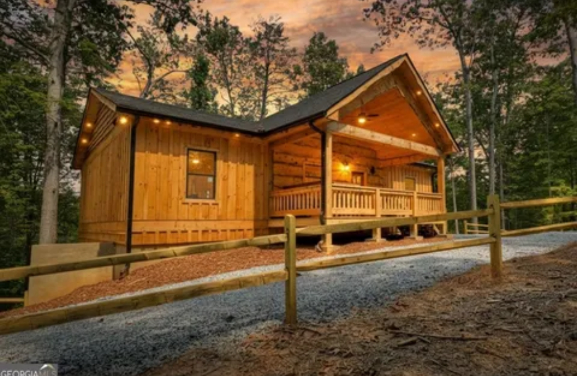 Tucked Away Cabin | Luxury Mountain Retreat in Ellijay, GA